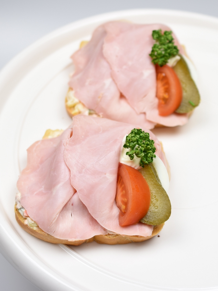 Šunkový chlebíček na vlašském salátu | Cukrářství Viktoria